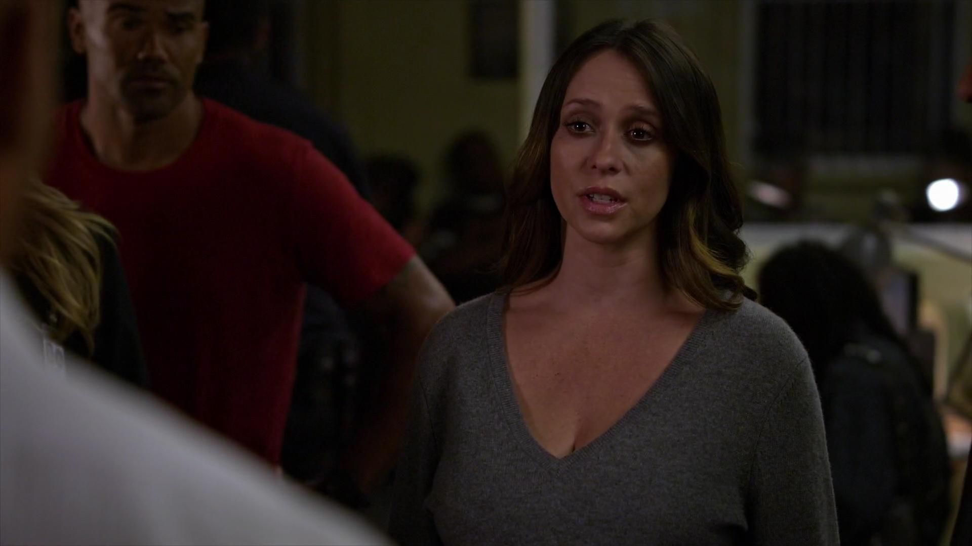 Jennifer Love Hewitt On The Set Of Criminal Minds In
